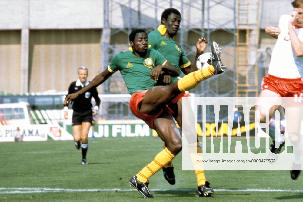 Ibrahim Aoudou (li.) und Rene Ndjeya (beide Kamerun) - nimm du ihn, ich hab ihn sicher Fußball WM