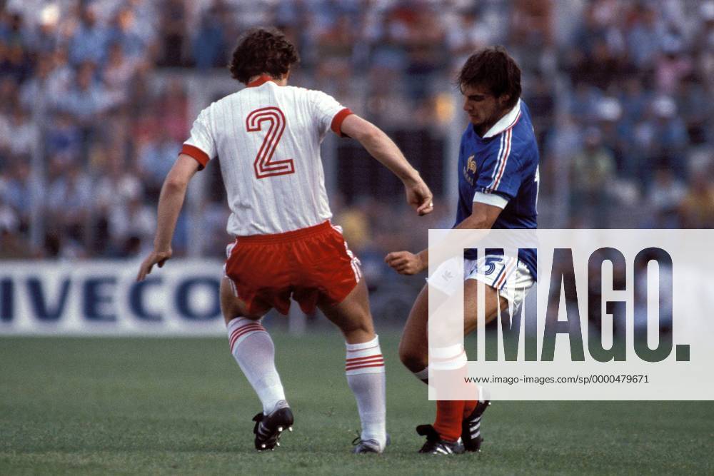 Bruno Bellone im Duell mit Marek Dziuba Fußball WM Herren ...