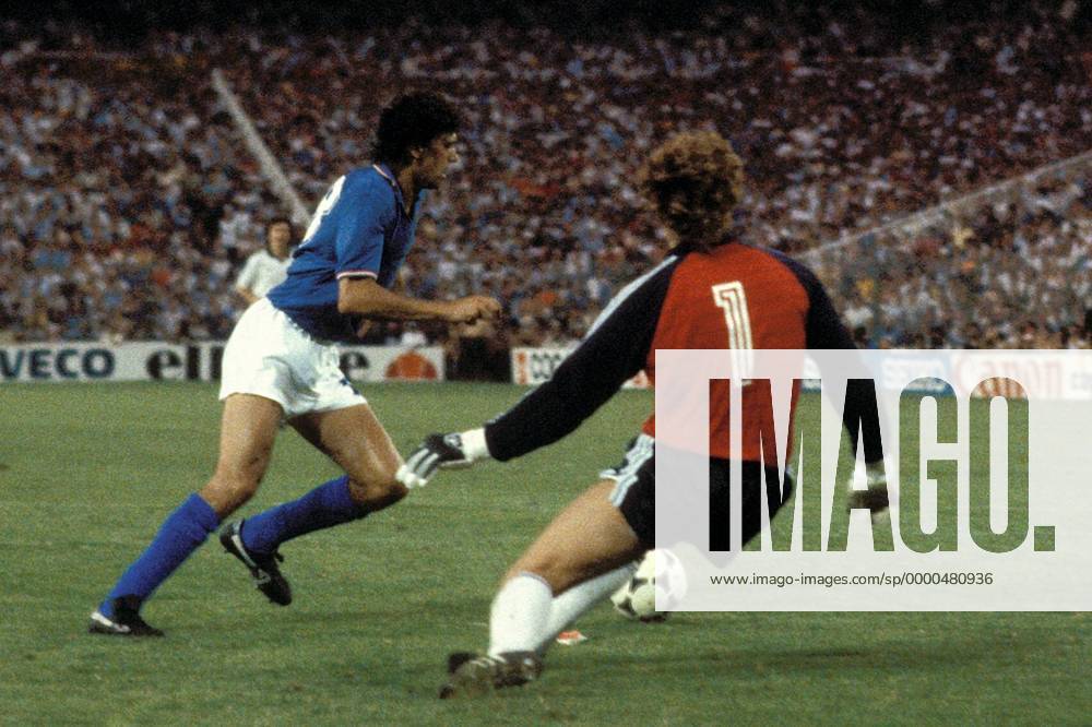 Alessandro Altobelli im Duell mit Torwart Toni Schumacher Fußball WM ...