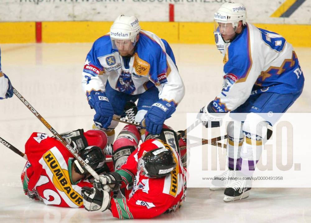 Derek Plante (re.) und Johan Rosen (hinten, beide München) gegen ...