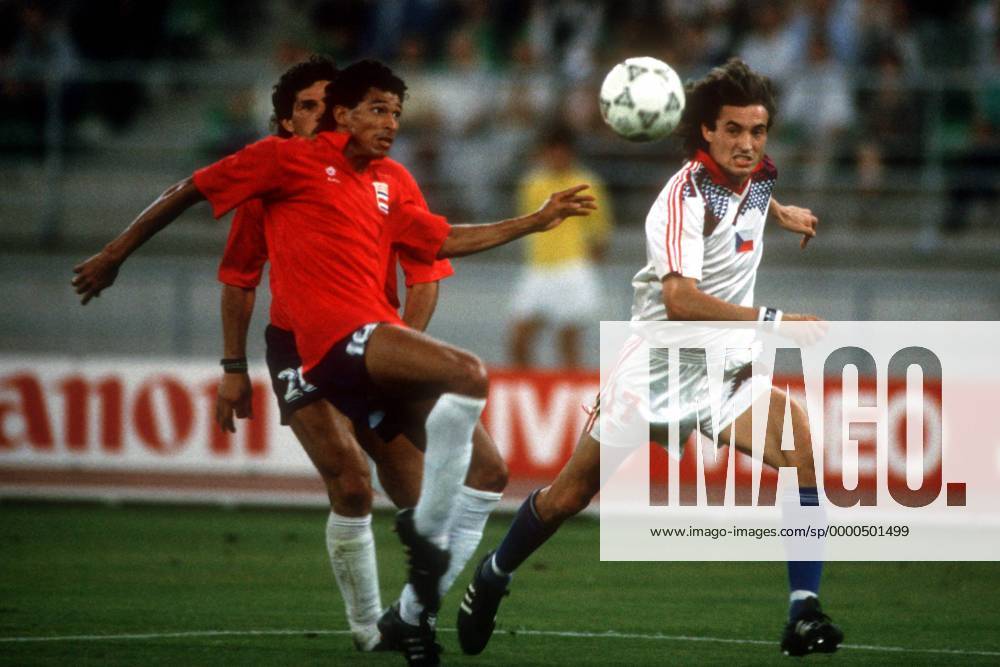 Hector Marchena (li., Costa Rica) gegen Ivo Knoflicek (CSFR); hi ...