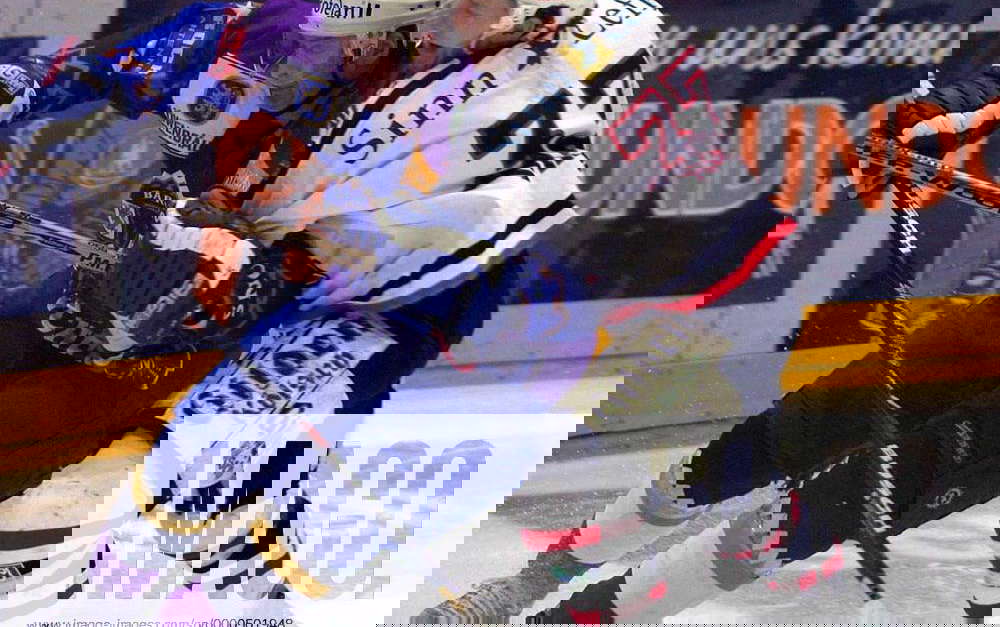 Tino Boos (re., Köln) gegen Heiko Smazal (Barons) Eishockey DEL Herren ...