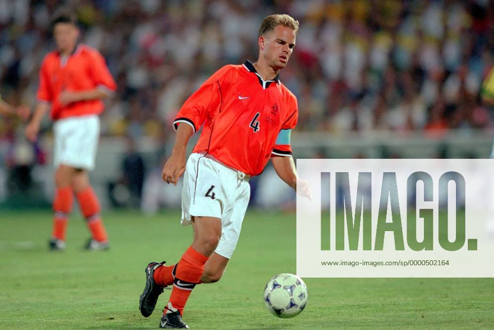 Frank de Boer (Holland) am Ball Fußball WM Herren Weltmeisterschaft 1998, Länderspiel
