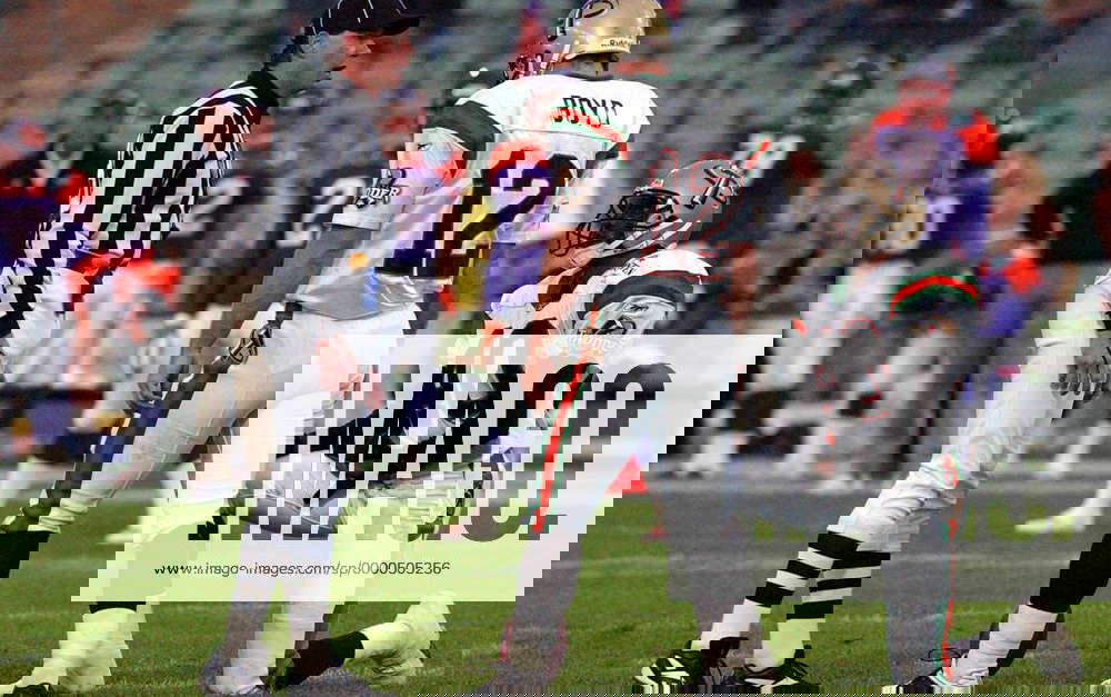 Back Judge Gregory Meyer (li.) im Gespräch mit Kicker Danny Boyd (12 ...