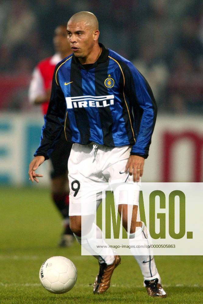 Ronaldo (Inter) am Ball Fußball EC 3 Herren UEFA-Cup 2001 2002, Pokal ...