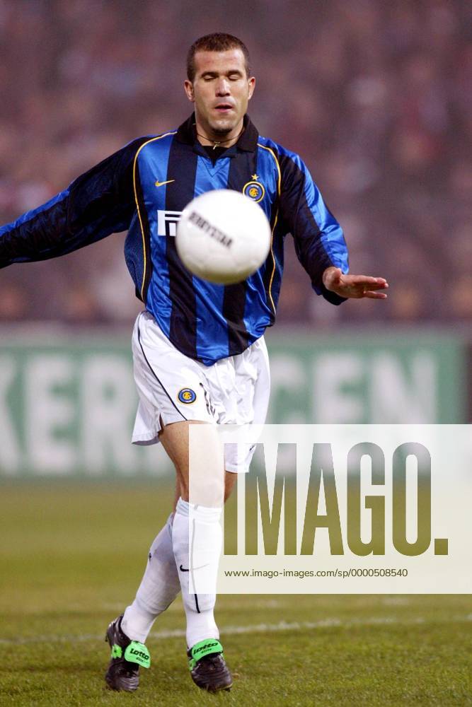 Luigi di Biagio (Inter) am Ball Fußball EC 3 Herren UEFA-Cup 2001 2002 ...