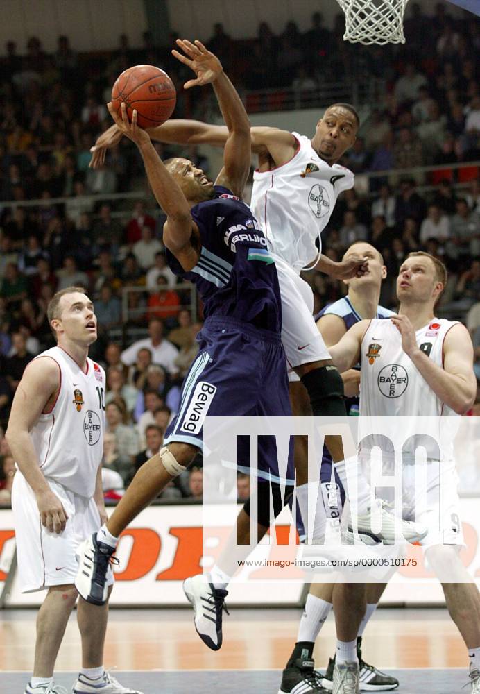 Derrick Phelps (li., ALBA) gegen Darnell Mee; daneben Hansen (li. außen ...