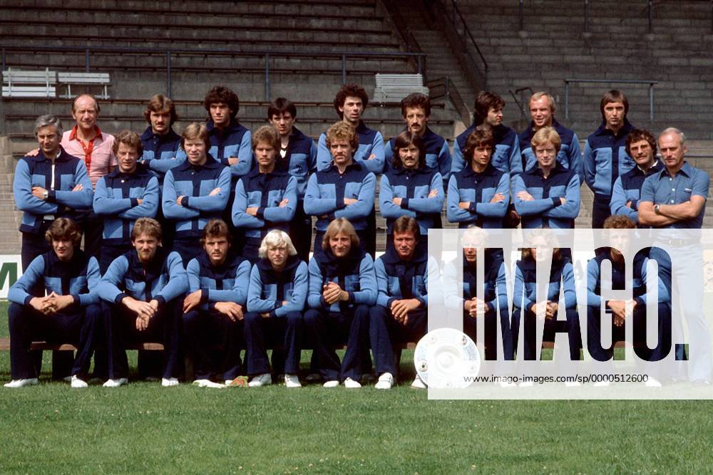 (1) Mannschaftsfoto Borussia Mönchengladbach, hinten v. li.: Manager ...