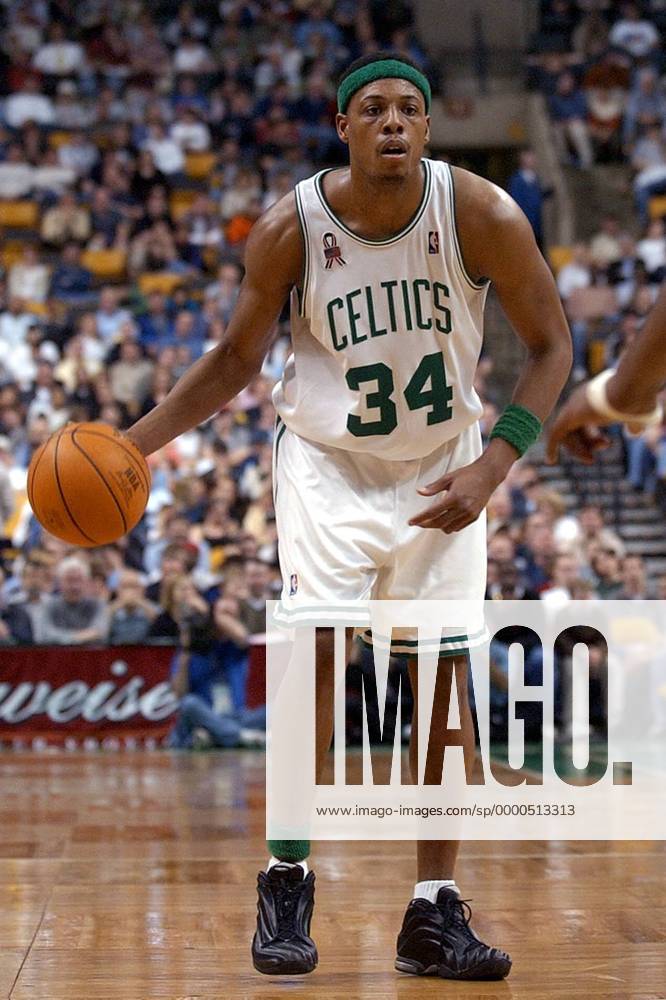 Paul Pierce am Ball Basketball Herren NBA 2001 2002, National ...