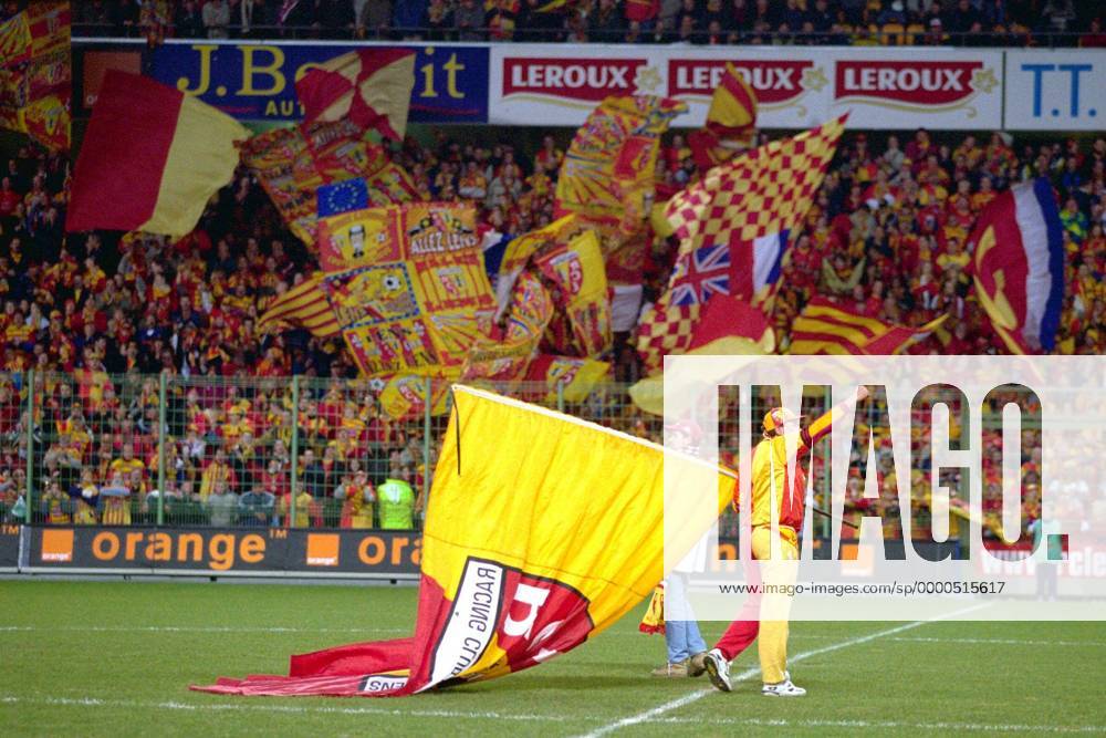 Ein Fan des RC Lens mit Riesenfahne steht im Mittelkreis vor dem ...