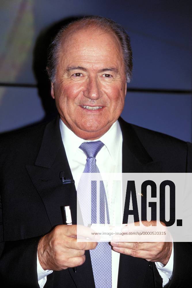 FIFA-Präsident Joseph Blatter bei der Verkündung eines Austragungsortes ...