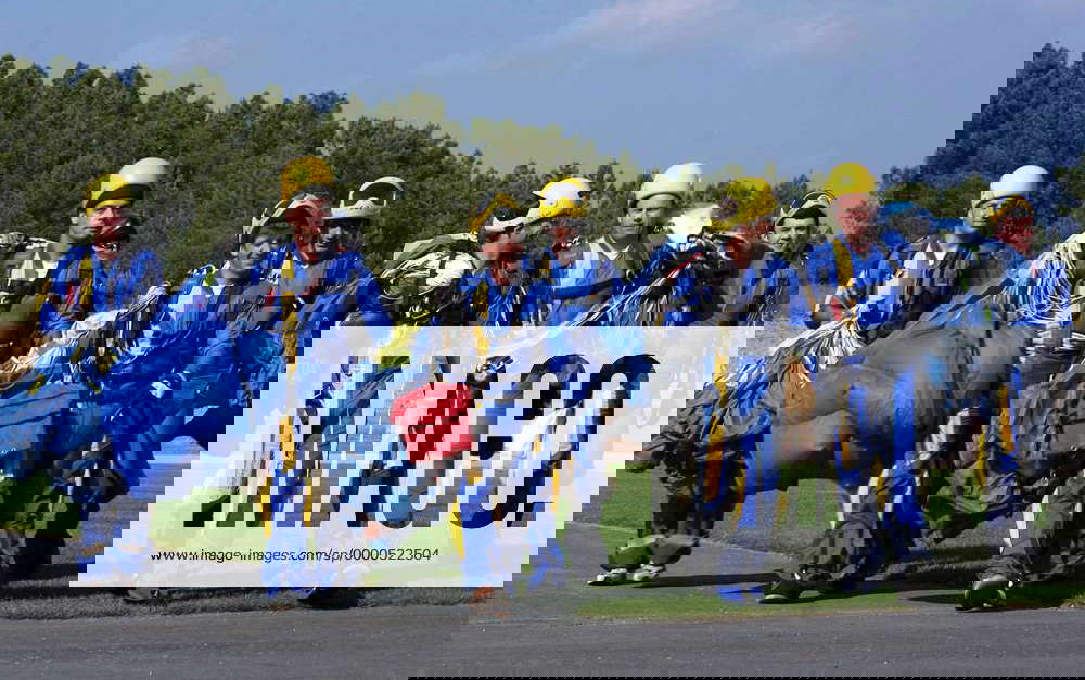 Das Team P8 kehrt von einem Formationsflug zurück Fallschirmspringen ...