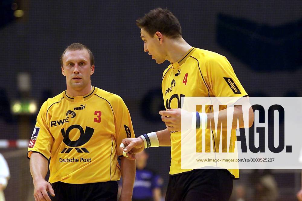 Oleg Velyky (li.) und Mark Dragunski (beide TUSEM) im Gespräch Handball ...
