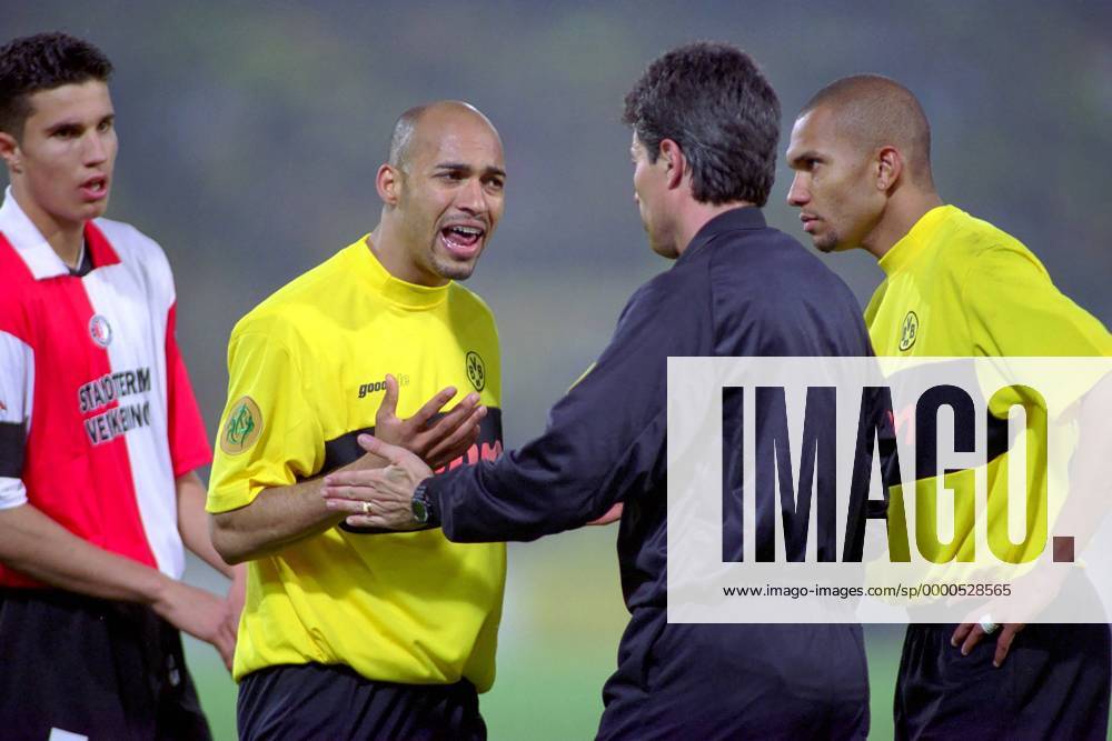 Leonardo Dede (li., BVB) reklamiert eine Entscheidung von ...