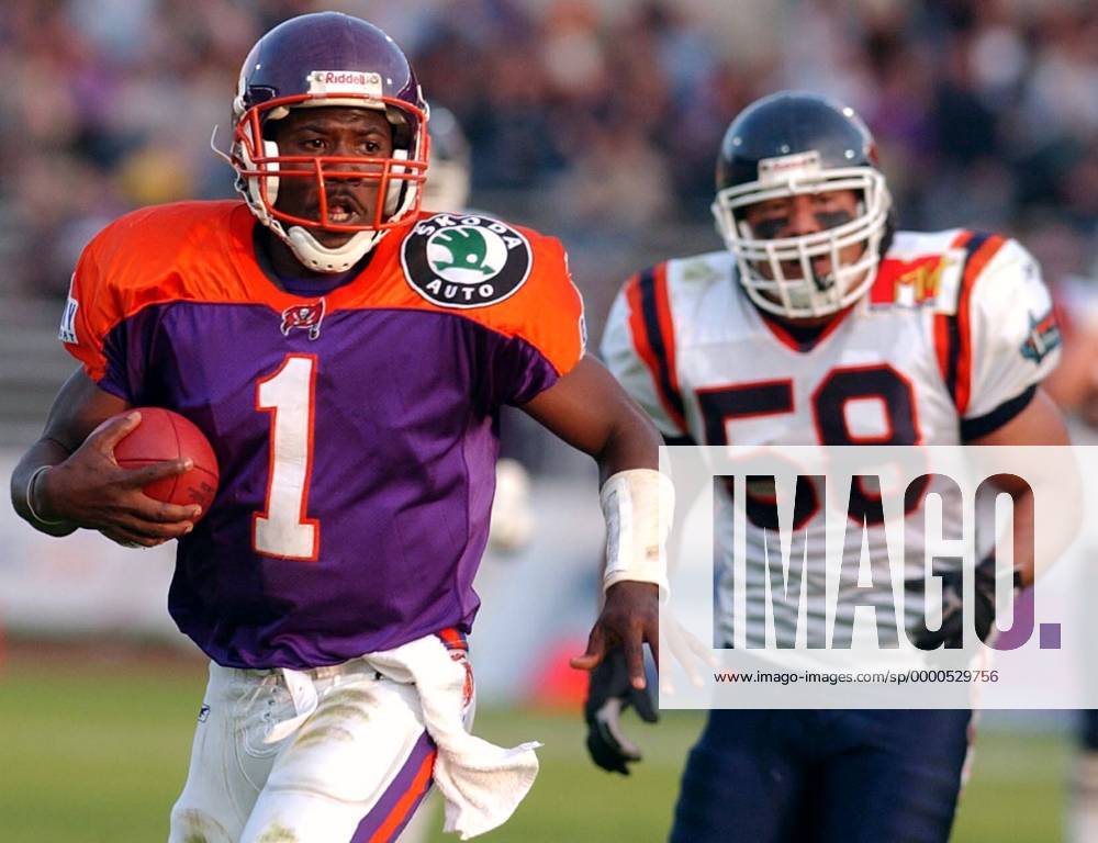 Quarterback Joe Hamilton (Galaxy, li.) mit der Pille American Football ...