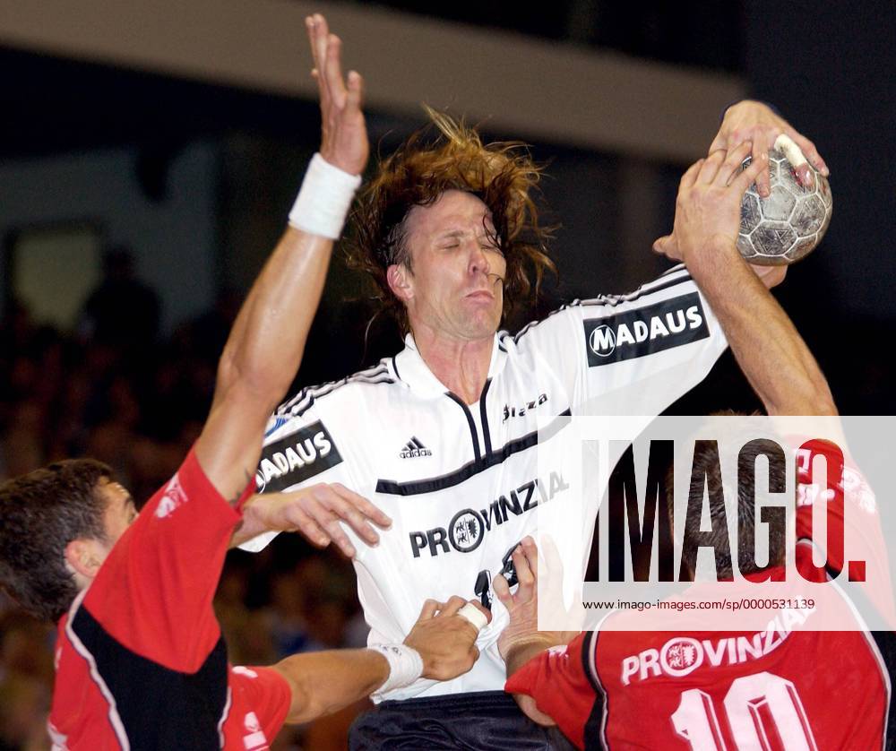 Staffan Olsson gegen Matthias Hahn und Lars-Krogh Jeppesen Handball 1. BL Herren Saison