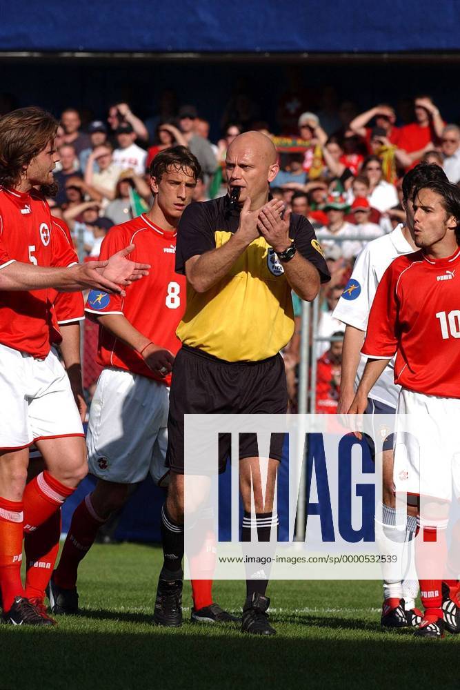 FIFA-Schiedsrichter Tom Henning Ovrebo (Norwegen) im Gespräch mit ...