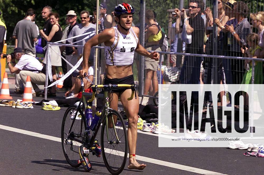 Daniel Unger (Asics Team Witten Deutschland) in der Wechselzone ...