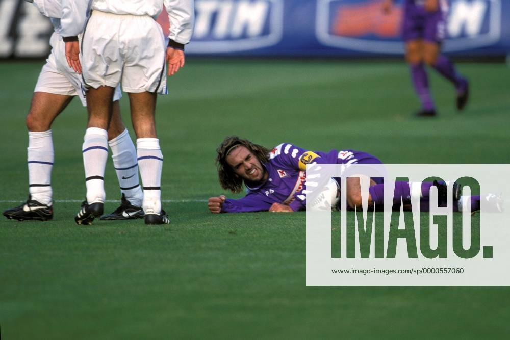 Gabriel Omar Batistuta (Florenz) verletzt am Boden Fußball Herren Serie A