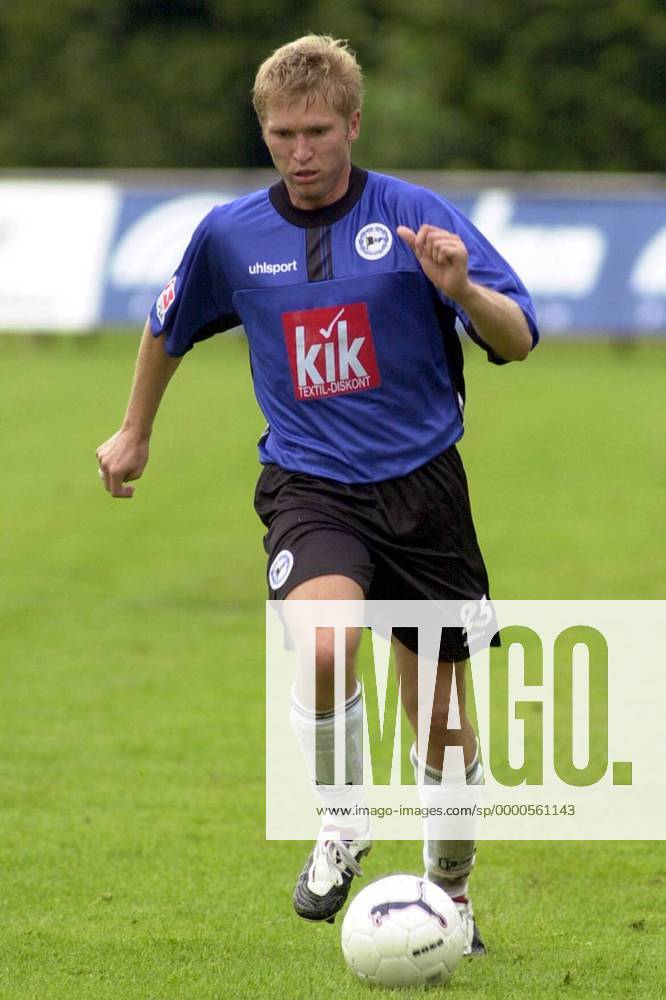 Sasa Janic (Bielefeld) am Ball Fußball 1. BL Herren Saisonvorbereitung ...