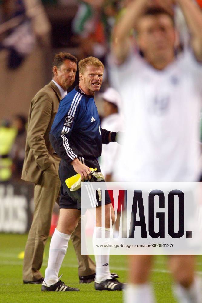 Torwart Oliver Kahn schaut grimmig, dahinter DFB-Pressechef Meier-Röhn ...