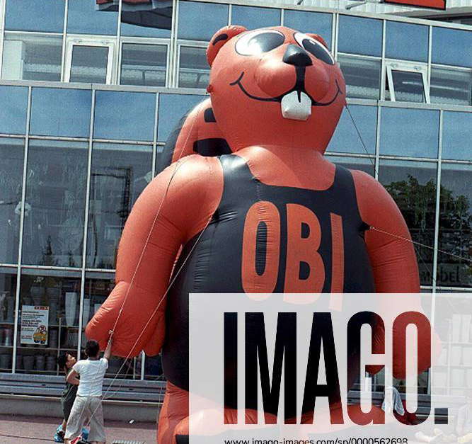 Riesige Obibiber-Figur vor einem Baumarkt Streetball Herren Obi Biber ...