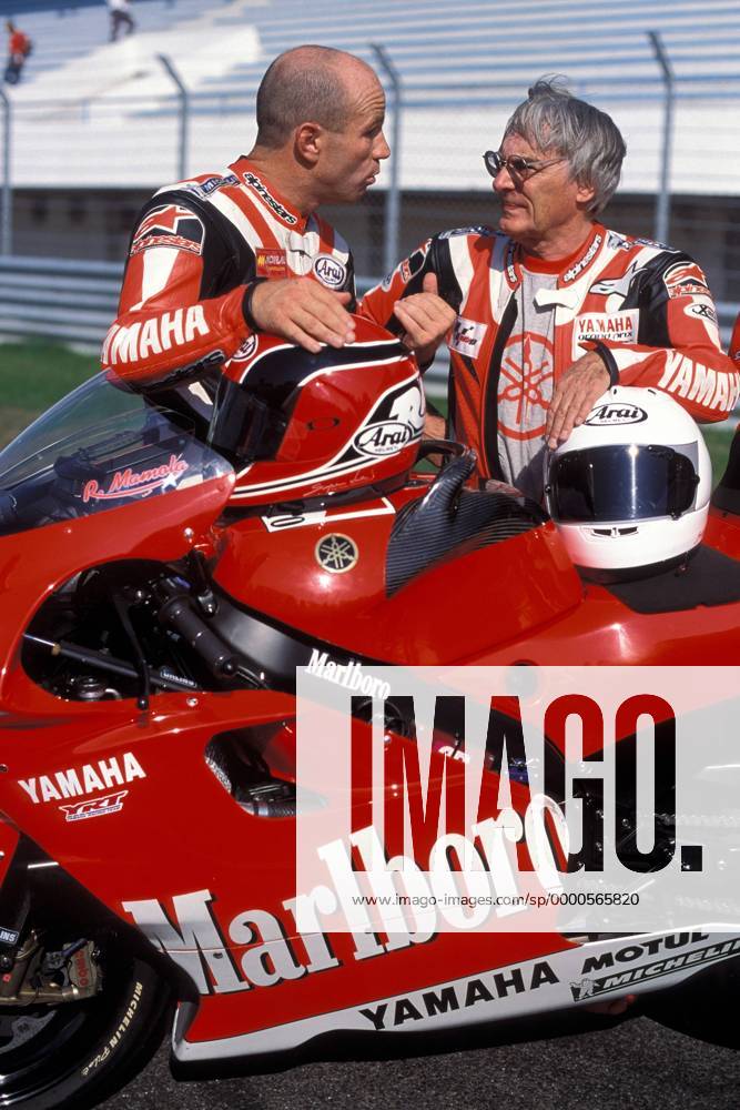 F1-Chef Bernie Ecclestone (England, re.) im Gespräch mit Randy Mamola ...