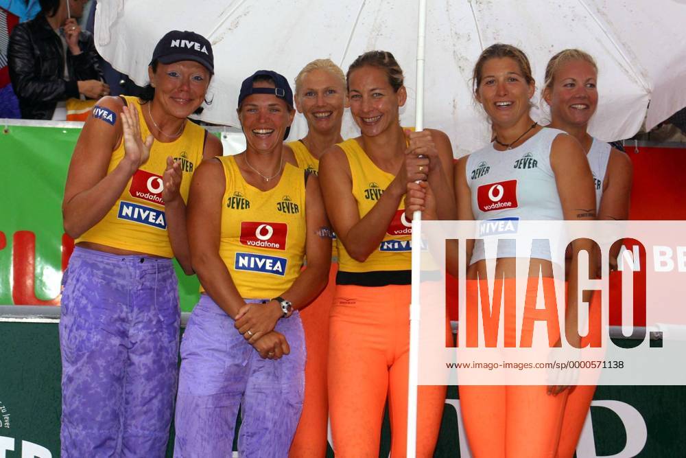 Siegerehrung bei Regenwetter, v.re.: Stephanie Pohl und Okka Rau, Tanja ...