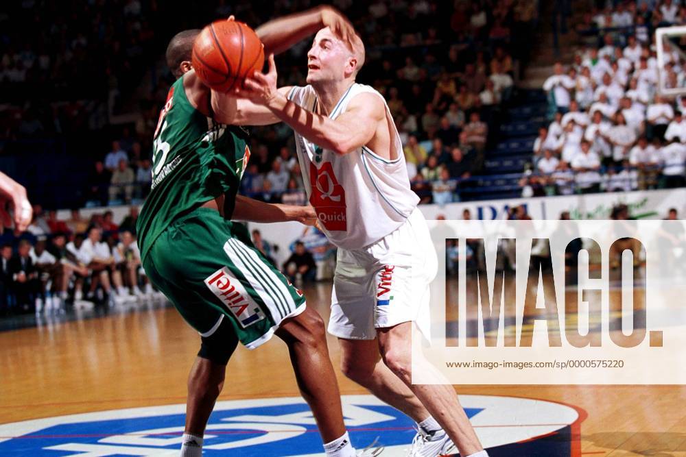 Roger Esteller (Pau) beim Korbwurf Basketball Herren Pro Ligue A 2001 ...