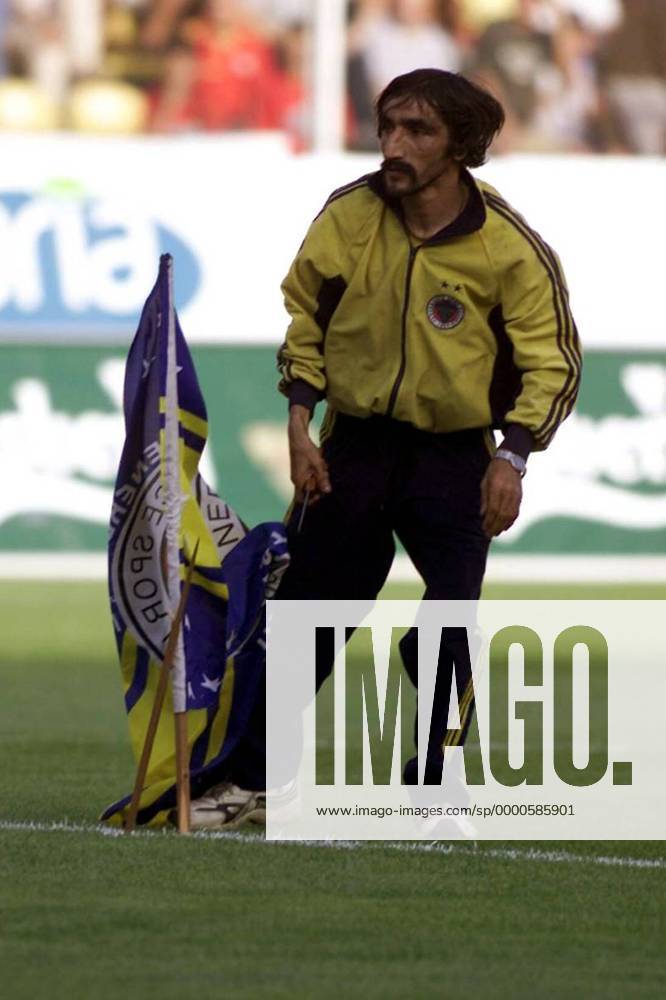 Der tollkühne Fenerbahce-Fan Rambo mit Messer in der Hand hat im Fener ...