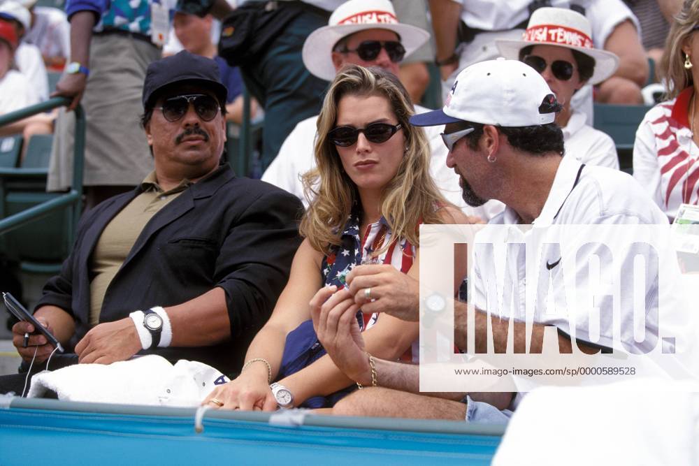 V.li. Fitnesstrainer Gil Reyes, Brooke Shields, Frau von Andre Agassi ...