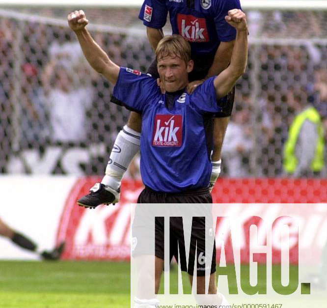 Fatmir Vata (oben) und Detlev Dammeier (beide Bielefeld) - Torjubel ...