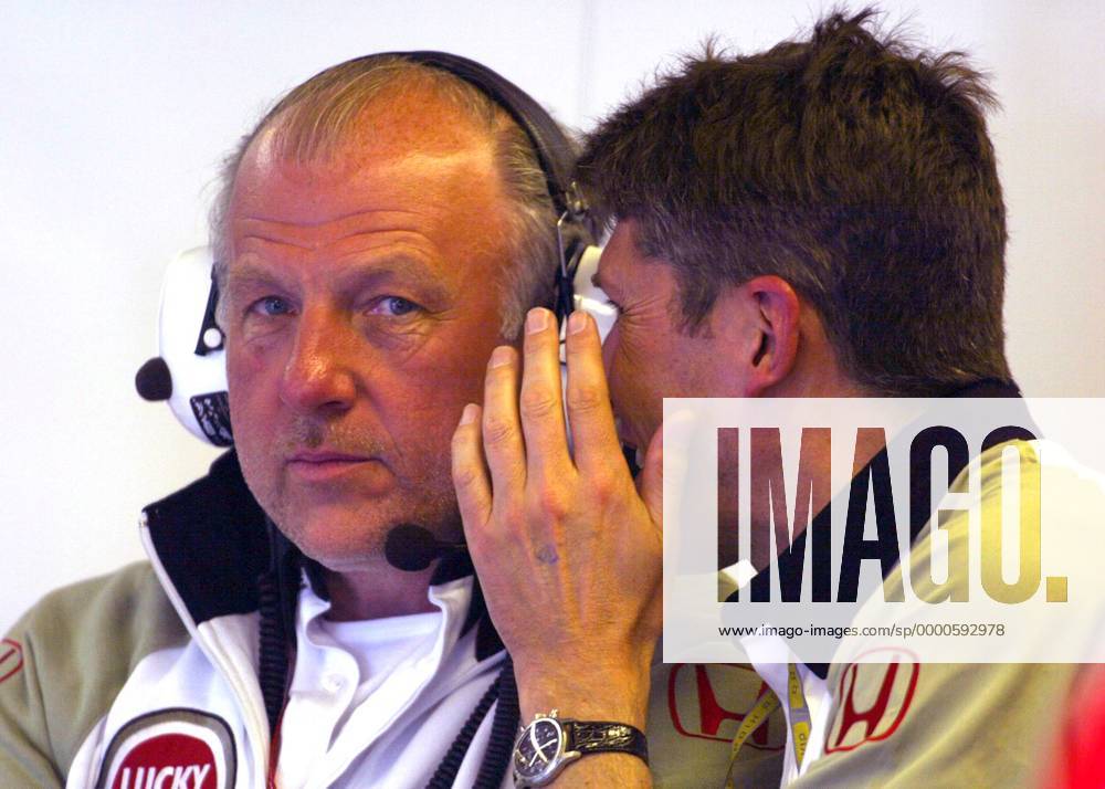 Managing Director Nick Fry (re.) flüstert Teamchef David Richards ...