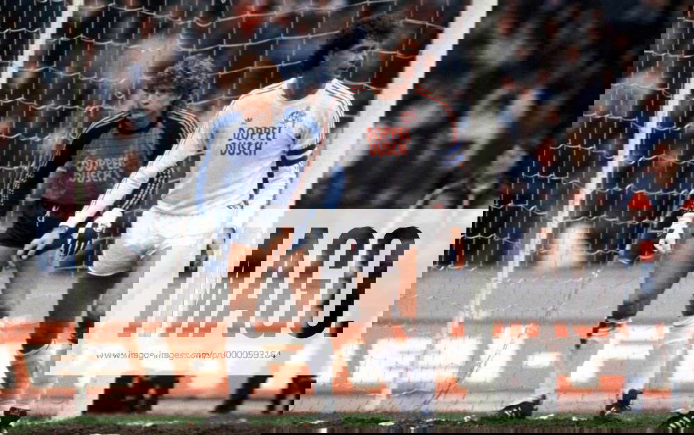 Gerhard Strack (vorn) und Torwart Harald - Toni - Schumacher (beide ...