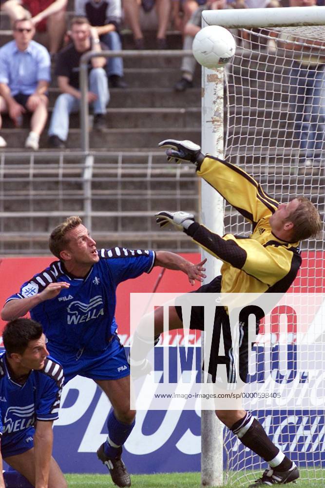 Sascha Maier (Darmstadt, li.) gegen Torwart Christian Apel (Erfurt ...