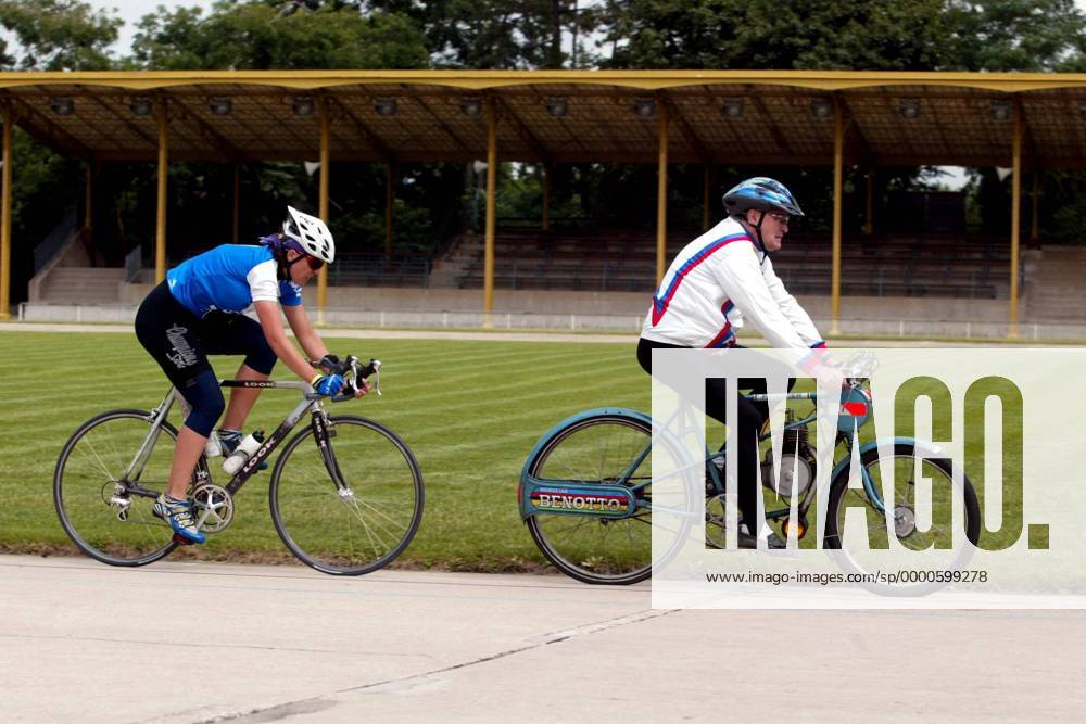 Cynthia Compain im Windschatten ihres Trainers Radsport Damen ...