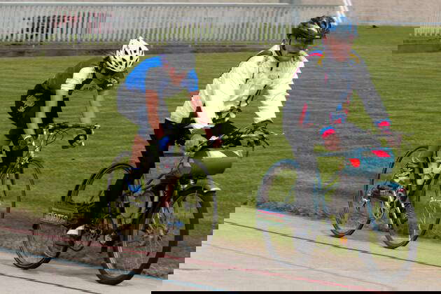 Cynthia Compain im Windschatten ihres Trainers Radsport Damen ...