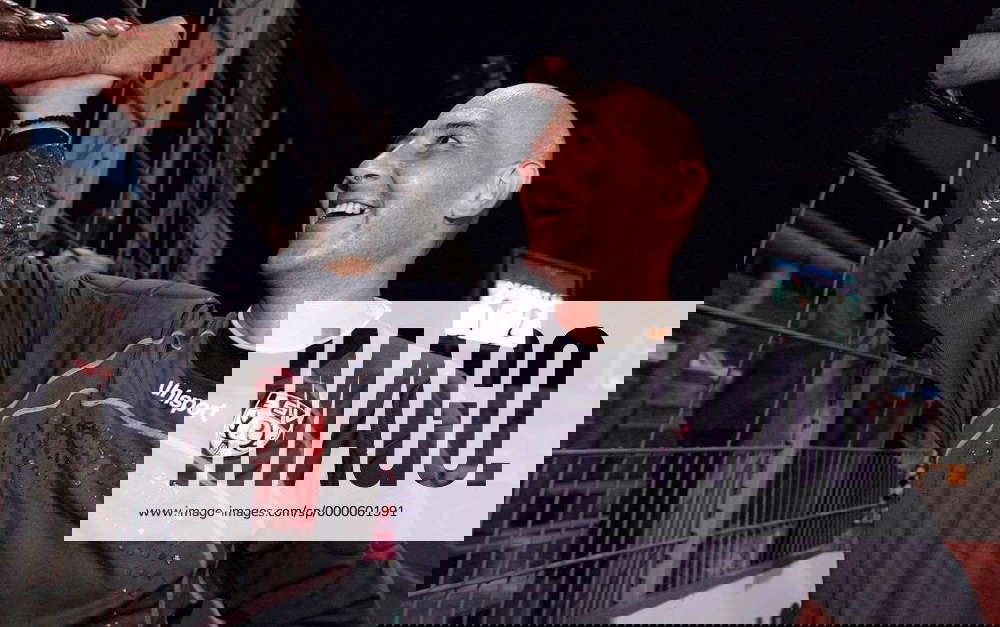 Torwart Goran Curko (Reutlingen) - shake hands mit den Anhängern ...