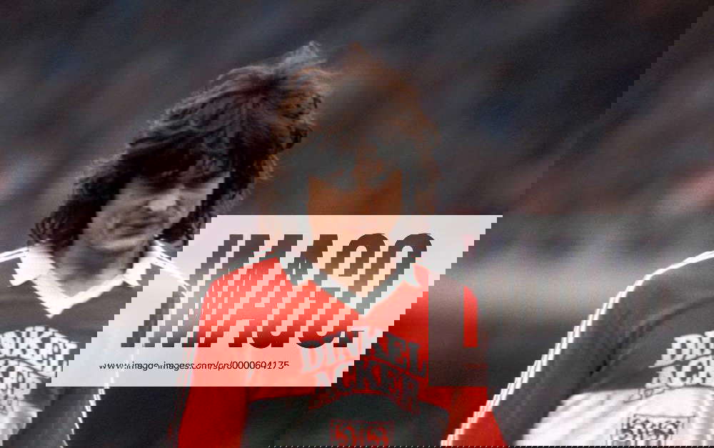 Didier Six (Stuttgart) enttäuscht Fußball 1. BL Herren DFB-Pokal 1982 ...