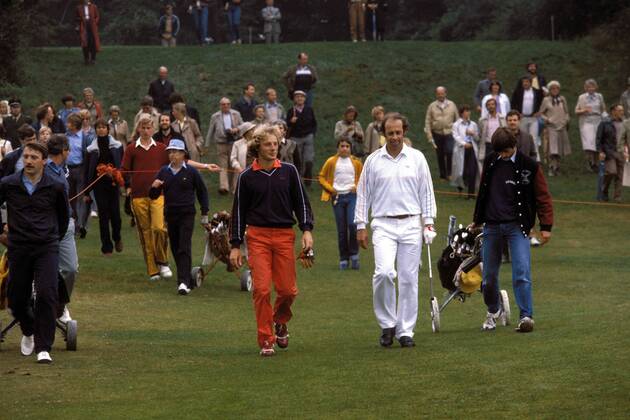 Bernhard Langer mit seinem Bruder Erwin als Caddy und Modedesigner ...