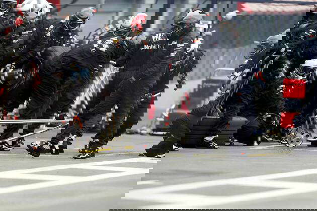 Die Boxencrew vom Team McLaren Mercedes checkt den Boliden von Mika ...