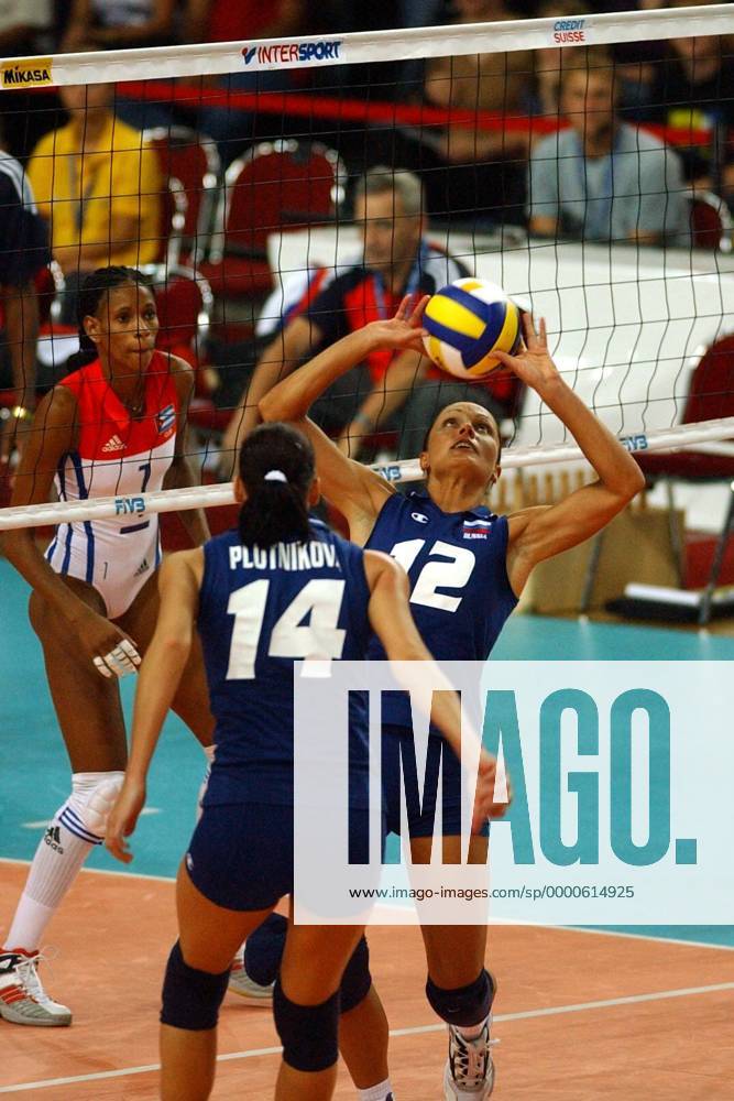 Tatiana Gratcheva stellt den Ball für Elena Plotnikova, hinten Yumilka ...