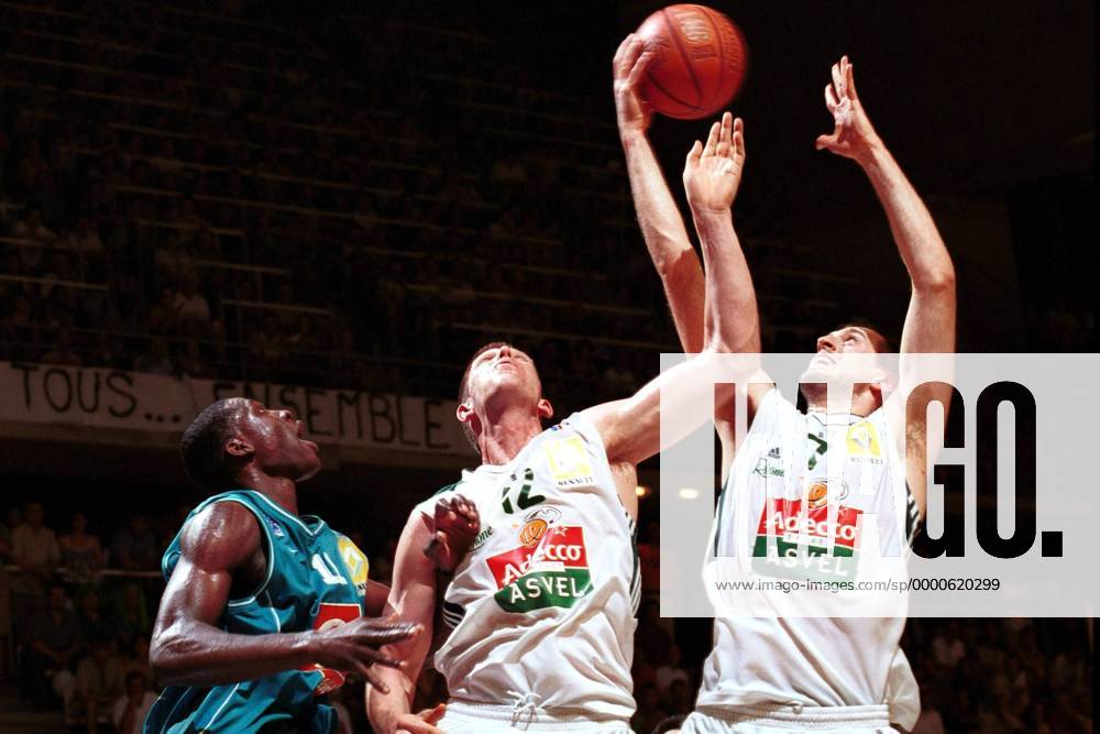 Nikola Vujcic (re.) und Tim Nees (beide Villeurbanne) sichern sich den ...