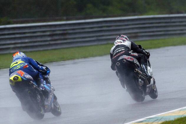 Loris Capirossi (re., Italien Honda-Pons) verfolgt von Olivier Jacque (Frankreich Yamaha Tech