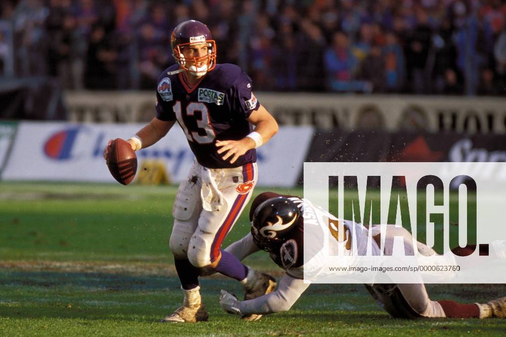 Defensive End Duane Ashman wirft sich auf Quarterback Chris Dittoe ...
