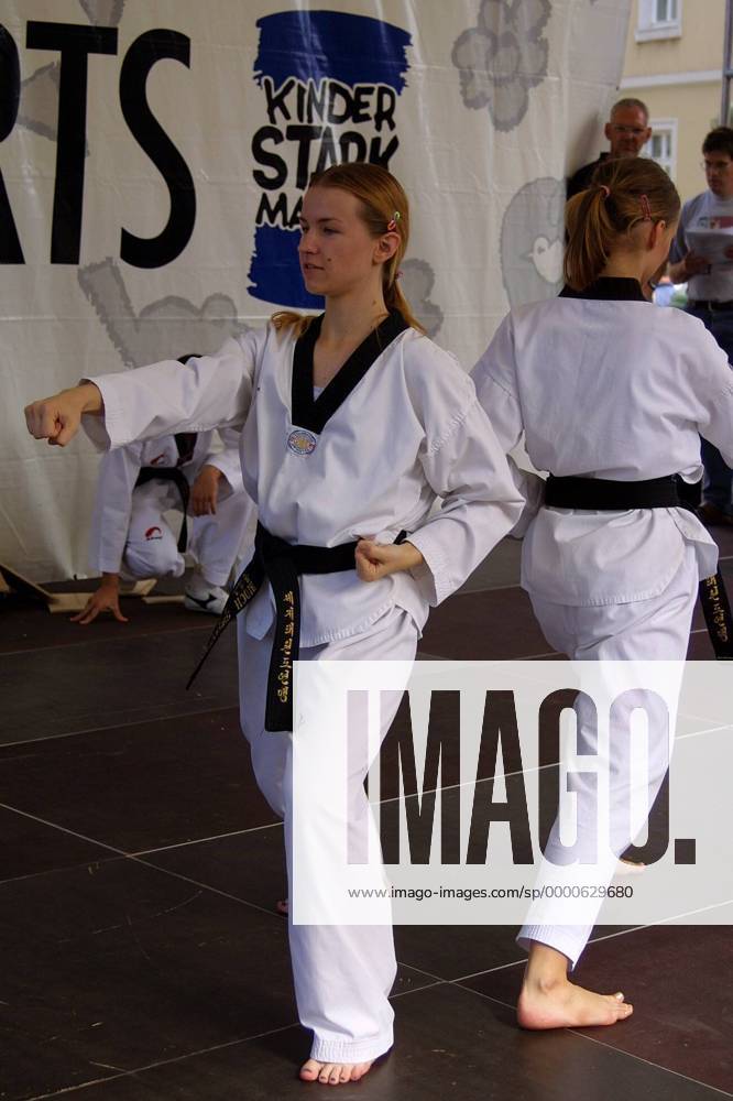 Zwei weibliche Taekwondoka zeigen die sternförmige Gruppenübungsform ...