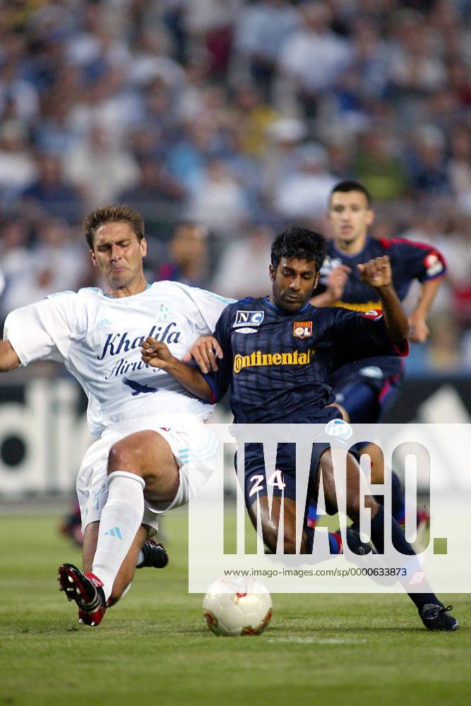 Vikash Dhorasoo (Lyonnais, re.) gegen Johnny Ecker (Marseille) Fußball ...