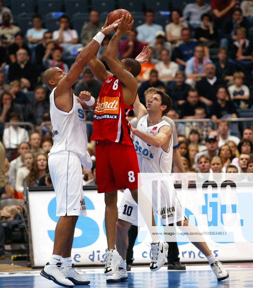 Leon Rodgers (Mitte, Hagen) gegen Stephen Arigbabu (li.) und Drazan ...