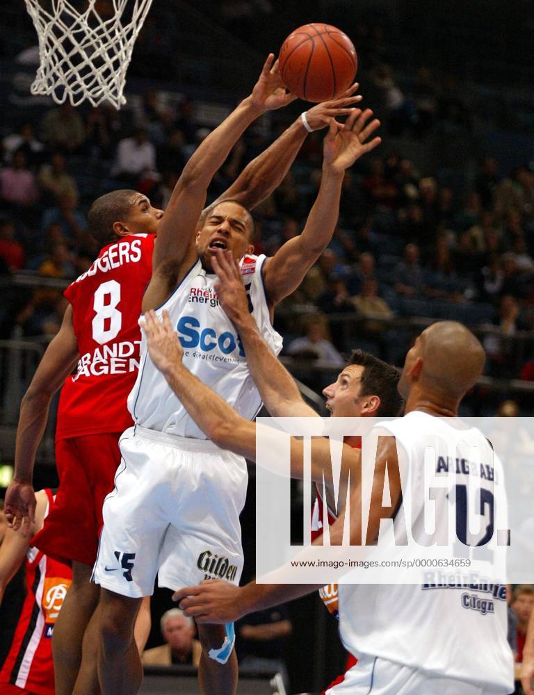 Marvin Willoughby (2.v.li., RheinEnergy) gegen Leon Rodgers (li.) und ...
