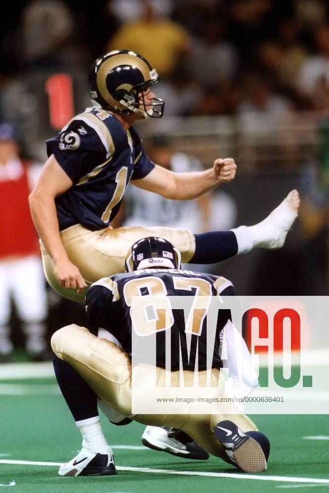 Kicker Jeff Wilkins verliert, unter Mithilfe von Wide Receiver Ricky ...